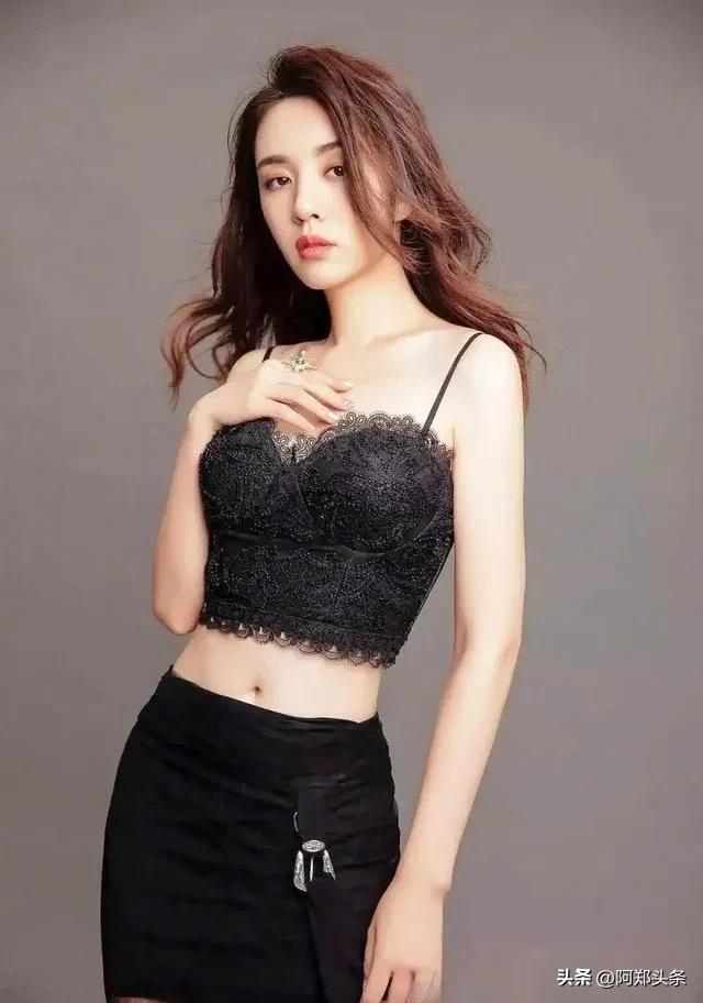 Wang Xiaochen is mature, sexy and charming - iNEWS