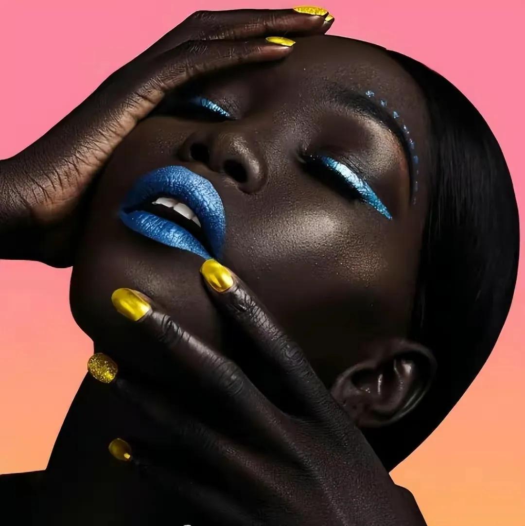 The world's blackest model, with black gums and lips, even black people ...