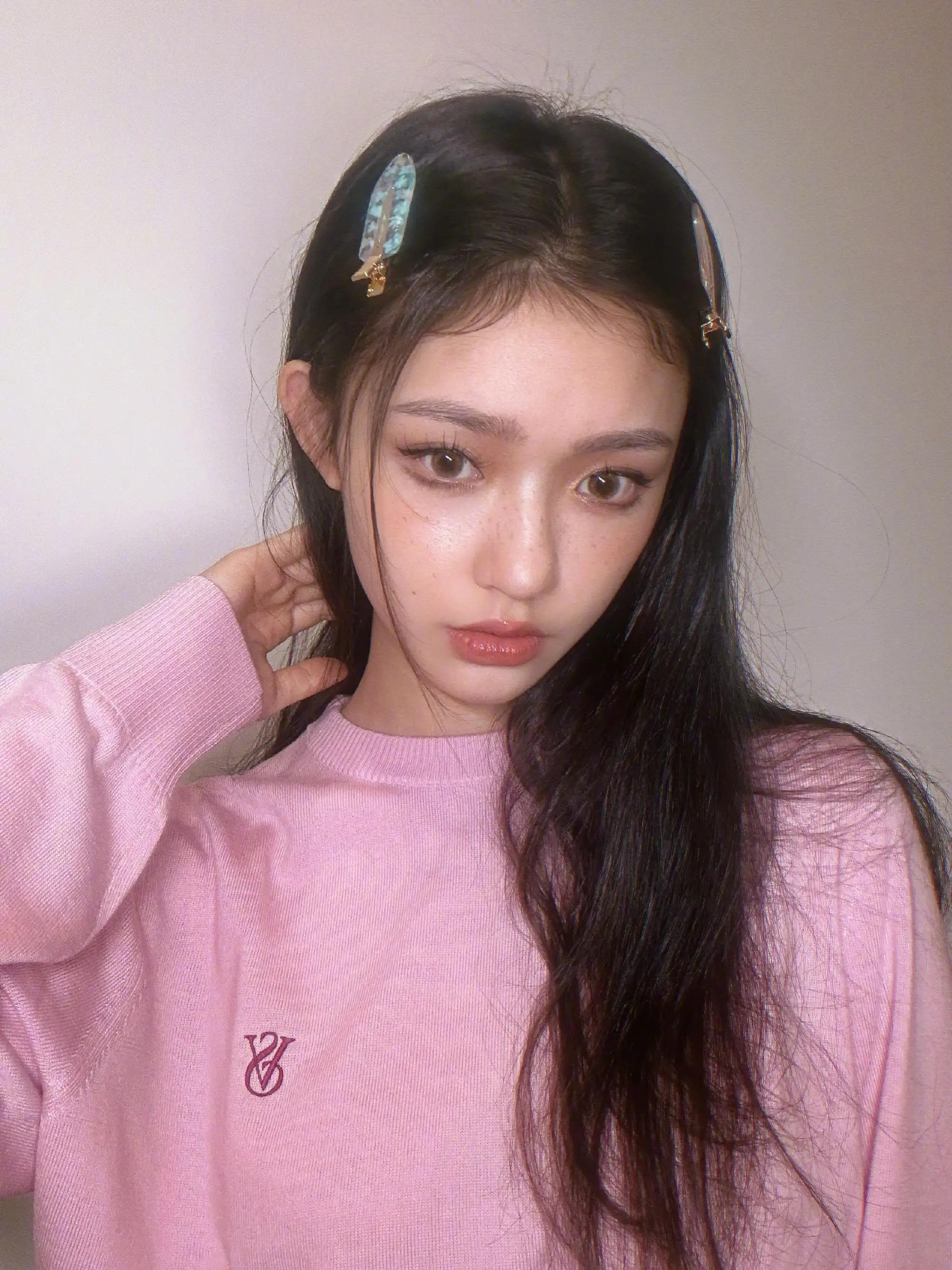 Lin Yun's pink Y2K makeup and hair - iNEWS
