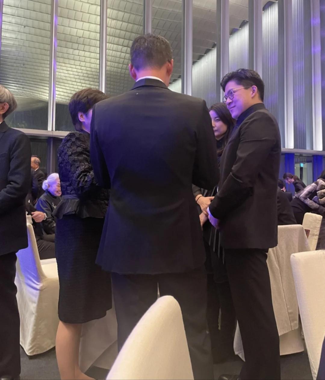 Guo Jingjing and Huo Qigang attended the event, the woman looked up to ...