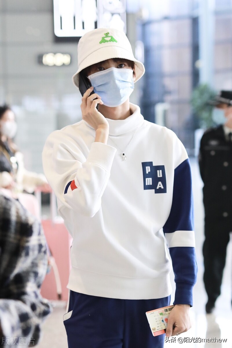 Dancing Prince Li Xiang appeared at Shanghai Airport in a Puma white ...