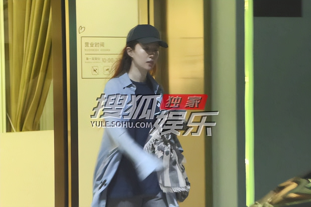 Liu Yifei went back to the hotel after her treatment and looked very ...