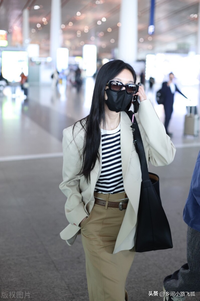 Zhang Li appeared in Beijing airport in full armor - iNEWS