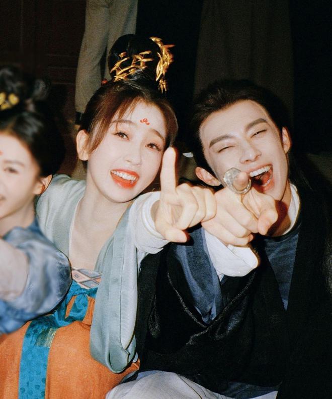 Lin Gengxin, Zhao Liying, and Zhao Liying have a drink and interact ...