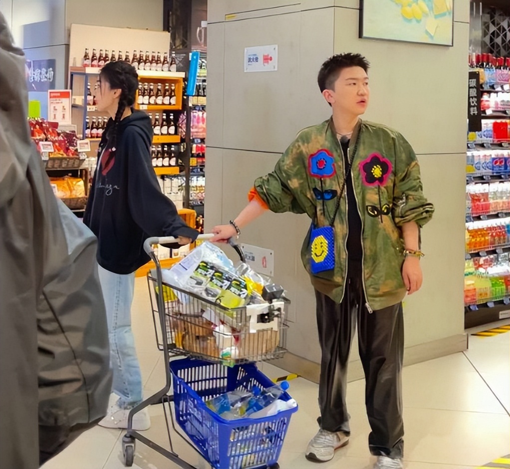 Yang Ying and Zhang Da went shopping in the supermarket. The two ...