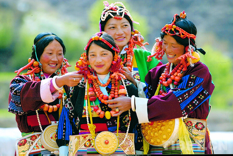 A beautiful plateau town covered by the halo of Daocheng and Litang ...