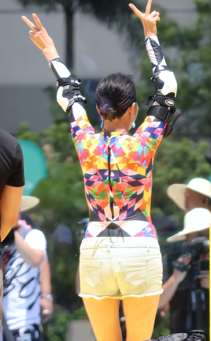 Carina Lau is the real "leg fine"! Wearing "one-point pants" with long ...