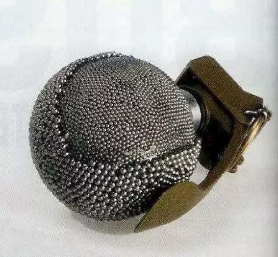 What is the difference between defensive grenades and offensive ...