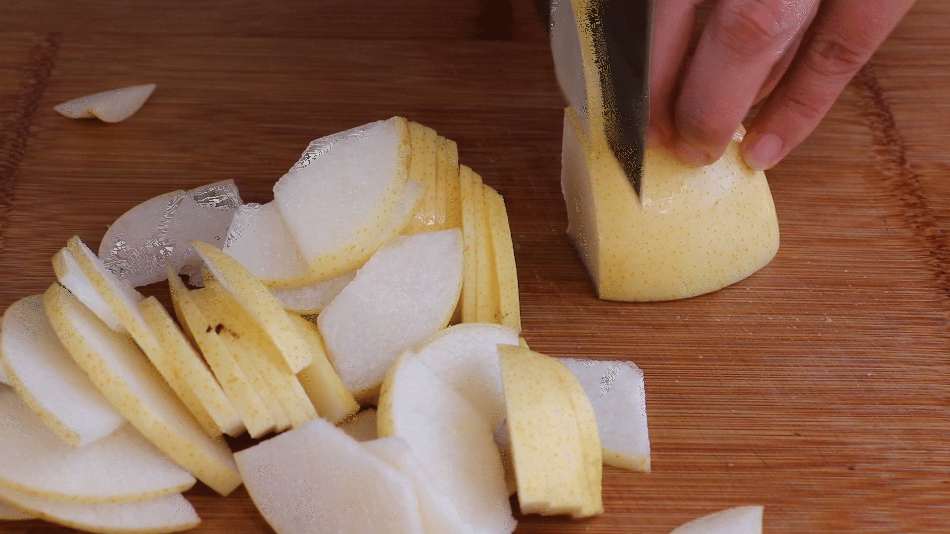 Put the white radish and pear together, add water and boil it, the ...