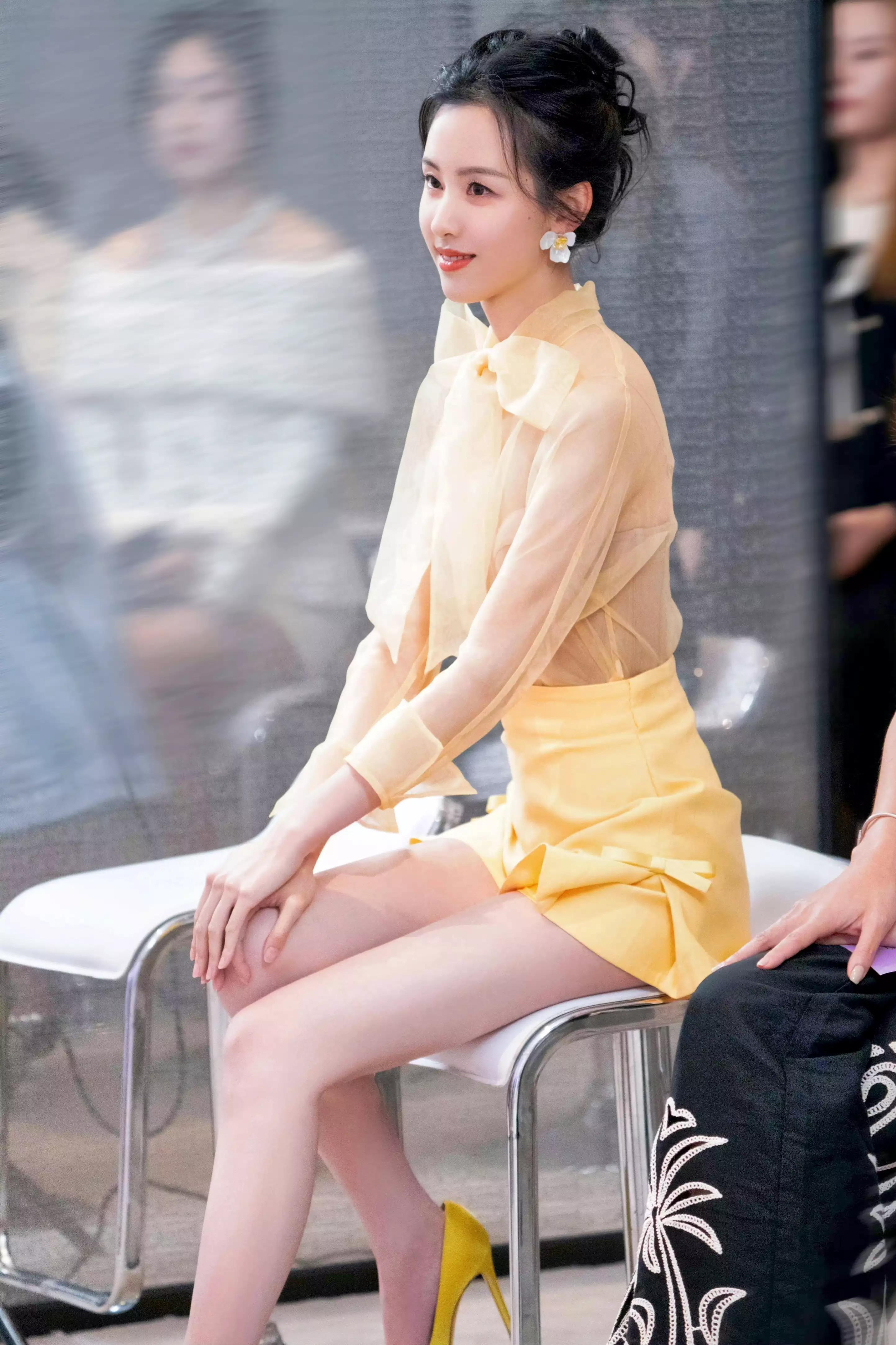 Chen Duling's photo, fair legs, pure and elegant, beautiful and moving ...