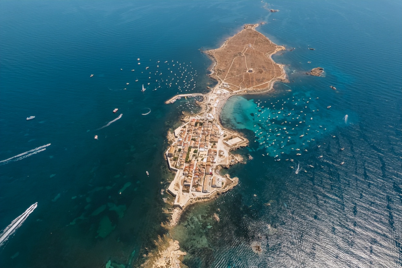 The smallest inhabited island in Spain with a paradise bay - iNEWS