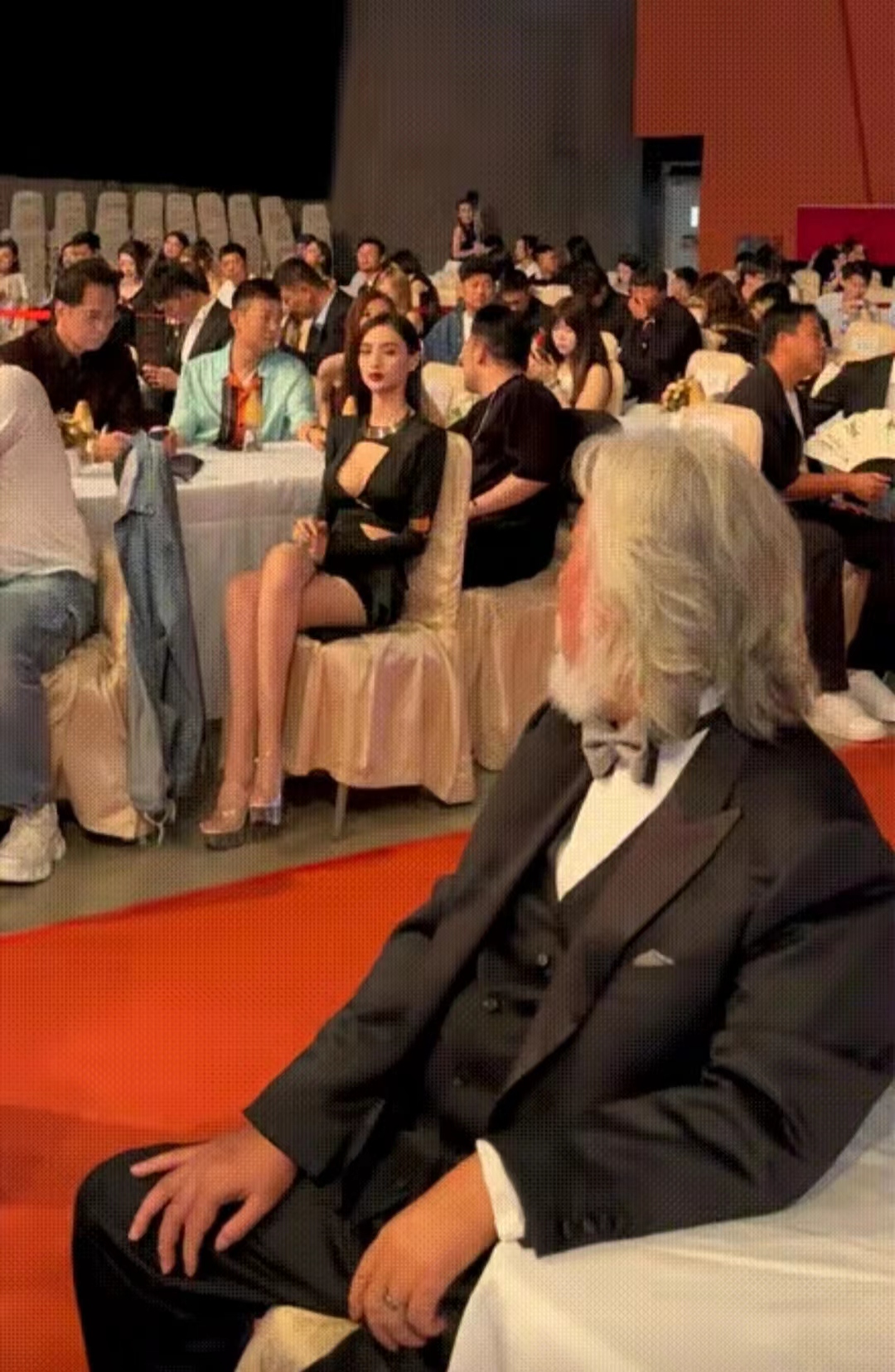 Wu Chunyi, the newly promoted male and female goddess, black dress ...