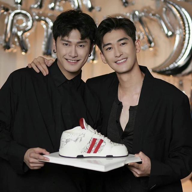 After 13 years, Zhang Han and Zhu Zixiao live together to celebrate ...