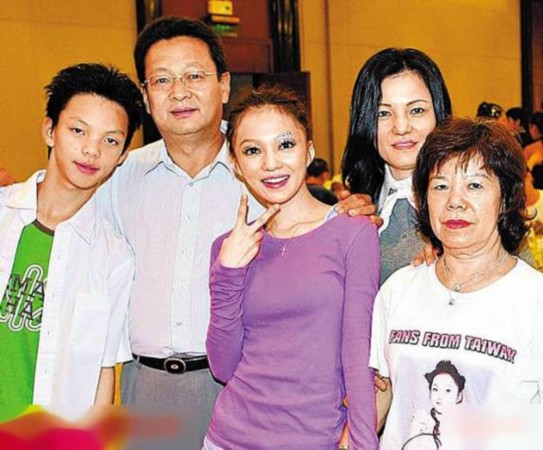 Looking at Angela Chang's mother after 14 years, "taking advantage of ...
