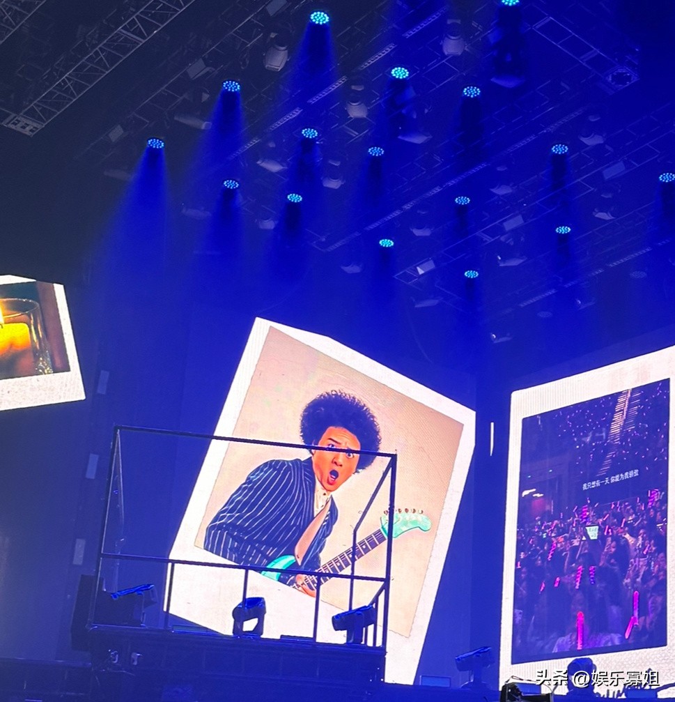 Wang Yuan sang "Proud" at the concert, Zhao Yingjun was displayed on ...