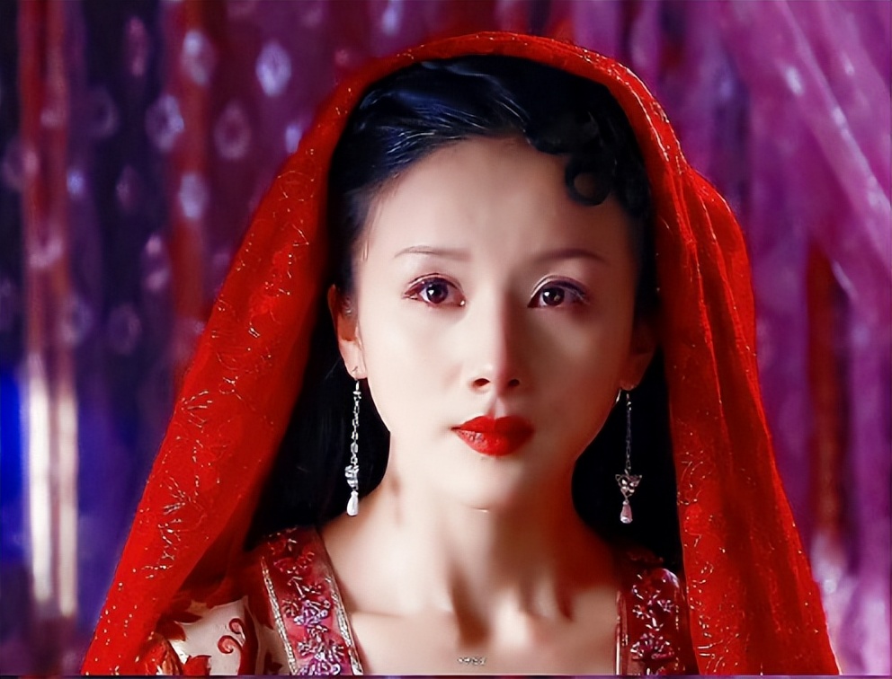 The unsolved case of an assault on a crew member from 13 years ago? The male protagonist ...