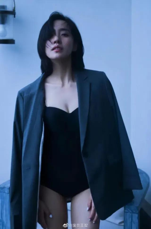 Wang Zhi's swimsuit blockbuster, Yi Jingfeng shows off his figure, and is melancholy and moving ...