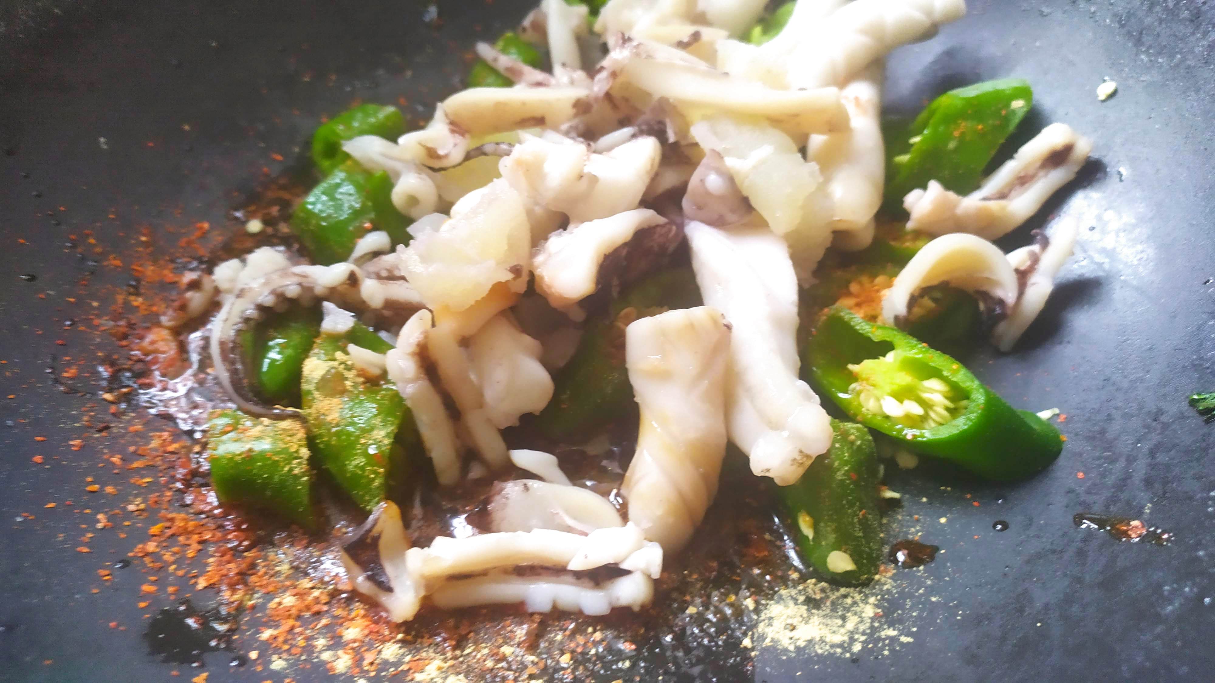 Eating spicy squid in autumn feels quite good, so delicious that I can ...