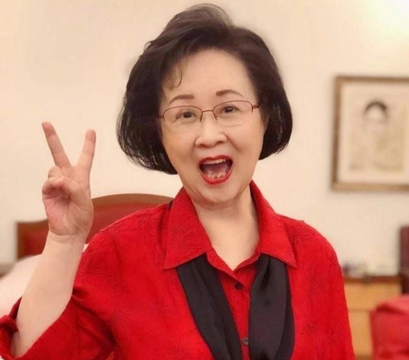 85-year-old Qiong Yao: Second marriage and junior high position, bury her husband with flowers ...