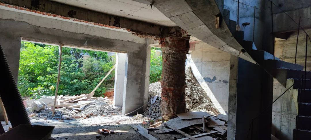 Dig and dig and dig in the luxury villa, dig a big space with big piles ...