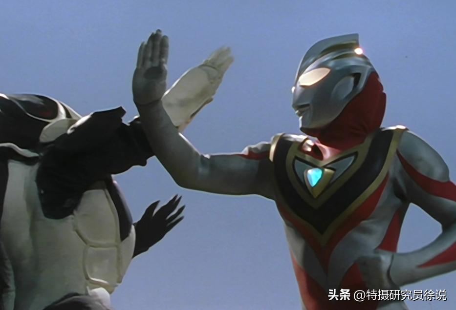 Here comes Ultraman Gaia's super supreme form, absorbing the power of ...