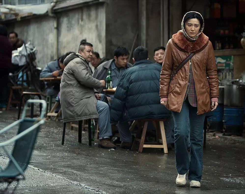 Through the multiple dialogue relationships in the movie "I'm Not Pan ...