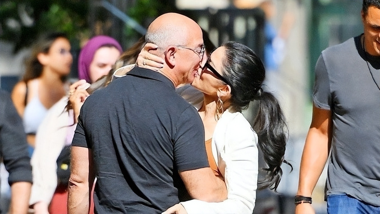 The richest man Bezos and his girlfriend: over half a hundred years old ...