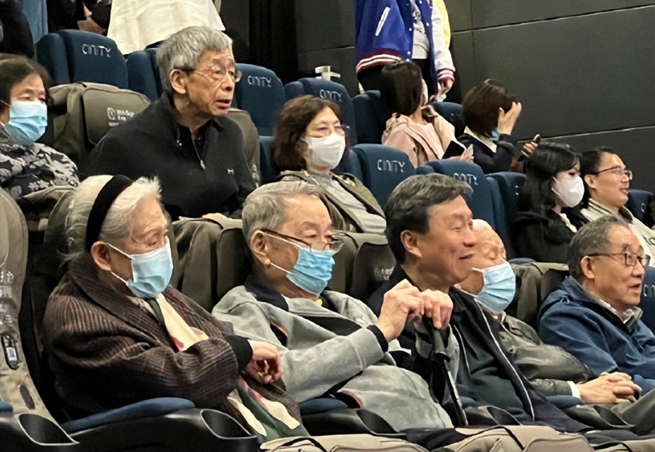 General Yang Liwei attended the premiere, Wang Yibo was completely ...