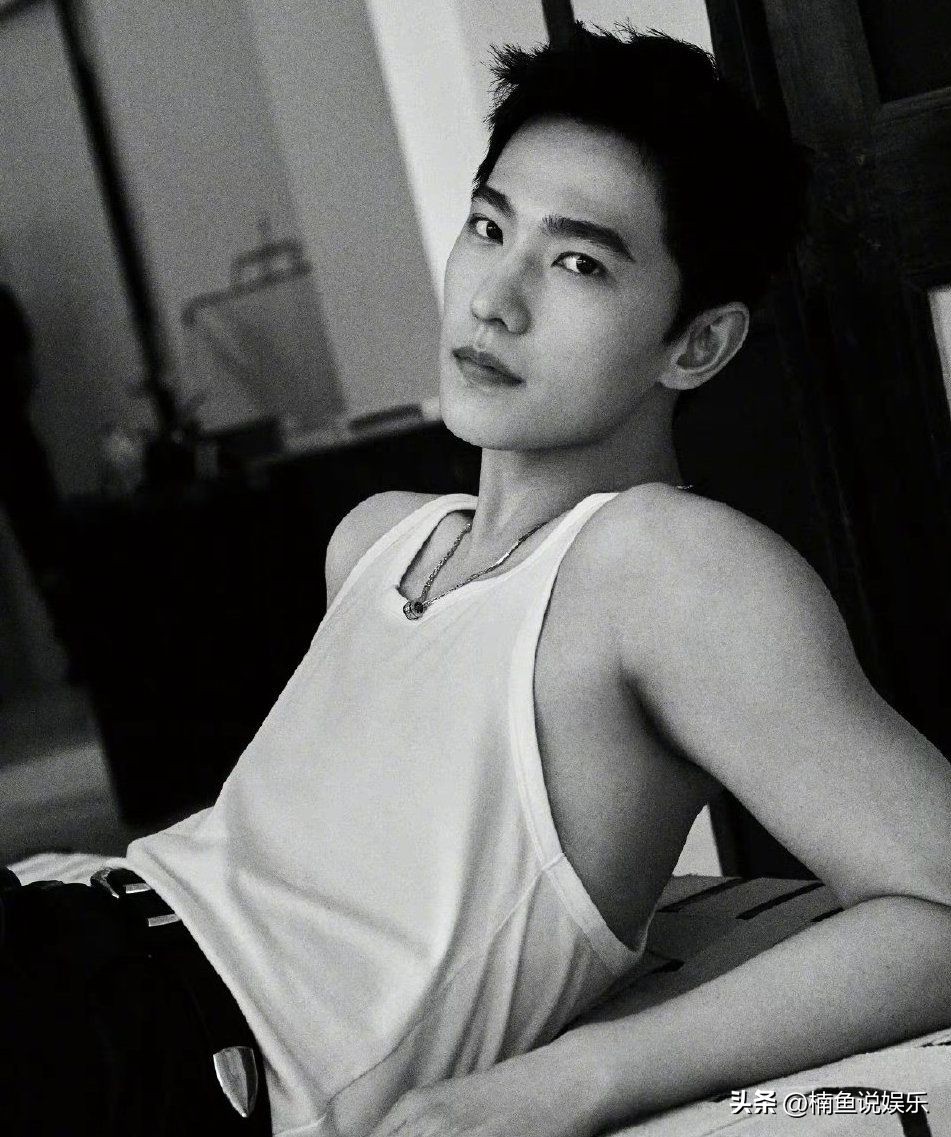 Yang Yang shows off his muscles in a photo shoot and wears a white vest ...