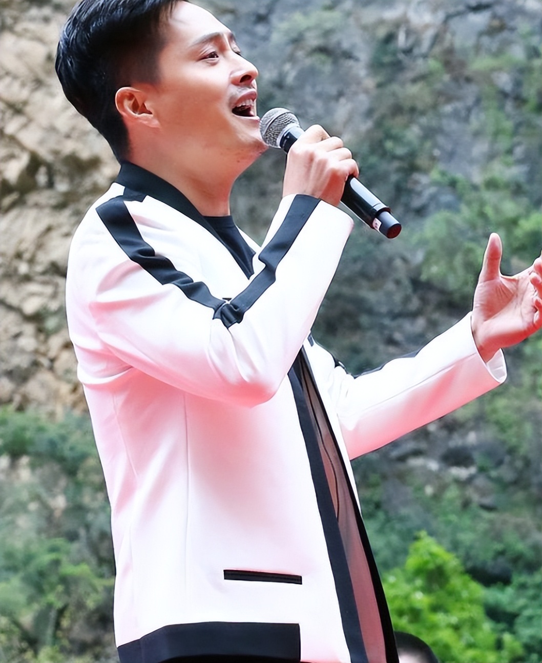 Grassroots singer Yunfei finally paid the price for "abandoning his ...