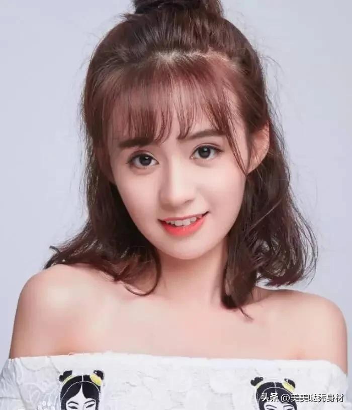 Mainland actress Zheng He Huizi is youthful, beautiful, sweet and ...