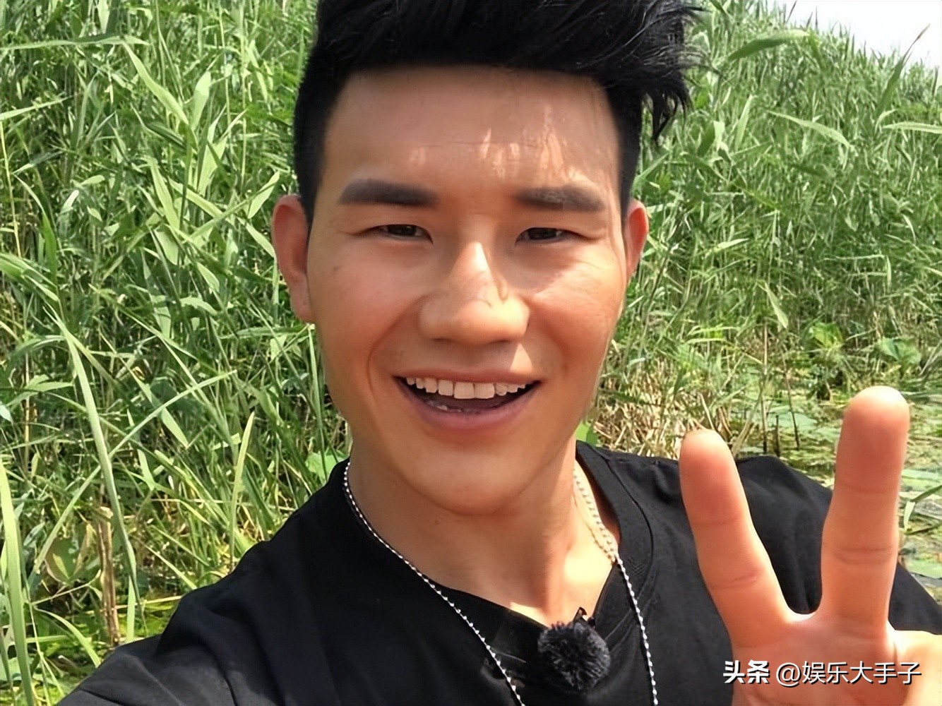 Xie Mengwei went to the Huabiao Awards in the cold night, and was emotionally agitated when he ...