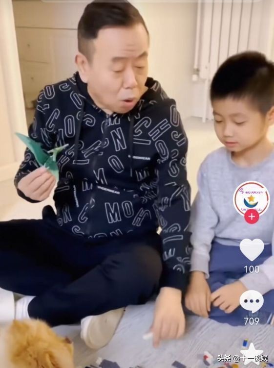 65-year-old Pan Changjiang appeared in an amusement park, carrying a schoolbag and learning ...