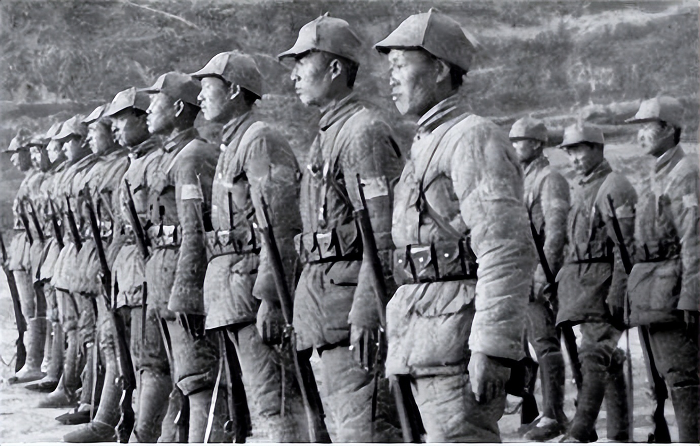In 1946, the People's Liberation Army was surrounded by enemy troops ...