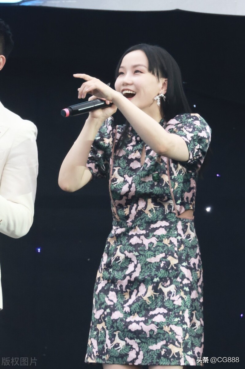 Huang Ling sang at Chengdu Happy Valley Graduation Song - iNEWS