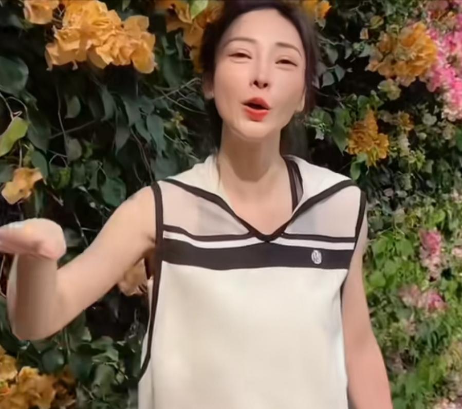 At the age of 42, no one dares to marry her! The body is too good to ...