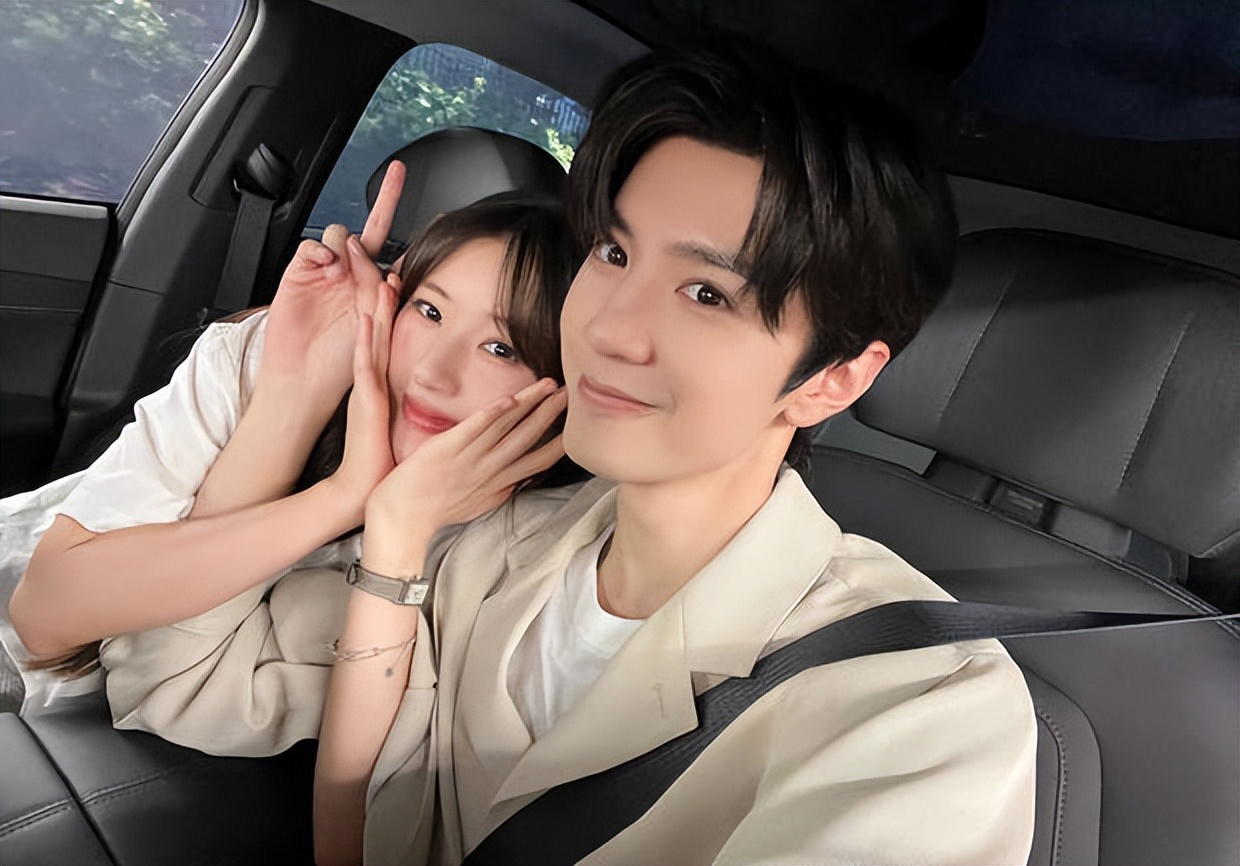 Zhao Lusi and Chen Zheyuan posted a sweet photo in the car of the same Biye model, which makes ...