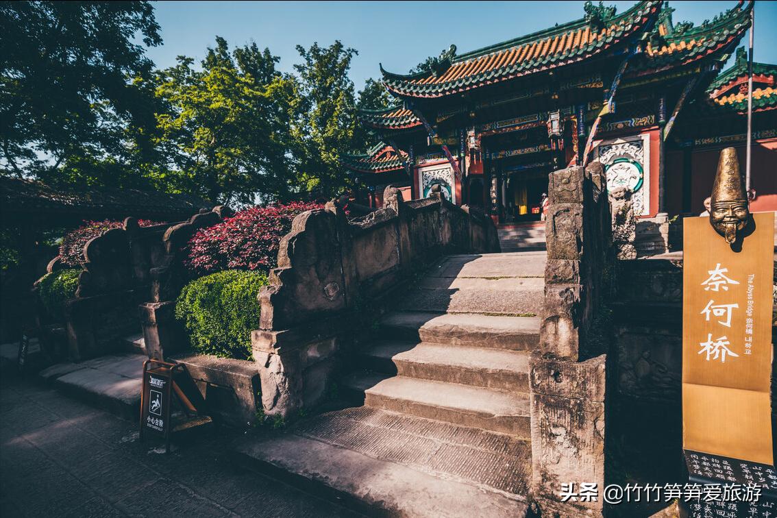 There is a ghost town in Chongqing, and there are buildings such as the ...
