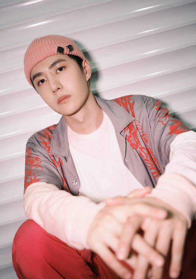 Wang Yibo took a group photo with the little loli in "Warm", warm and ...