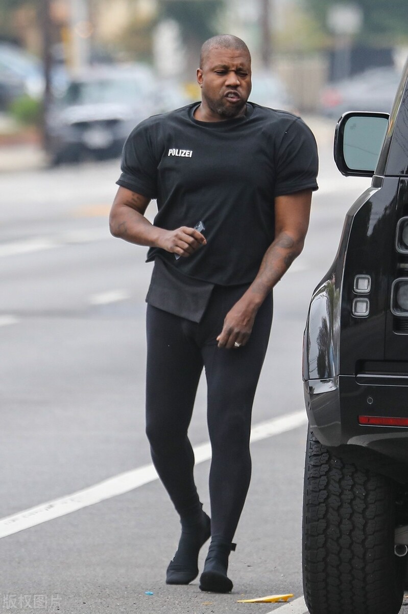 The outfits of Kanye and his wife are too eye-catching, showing an ...