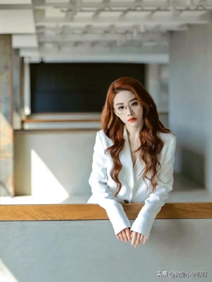 Yu Yan's latest modeling blockbuster is released, a pure white suit ...