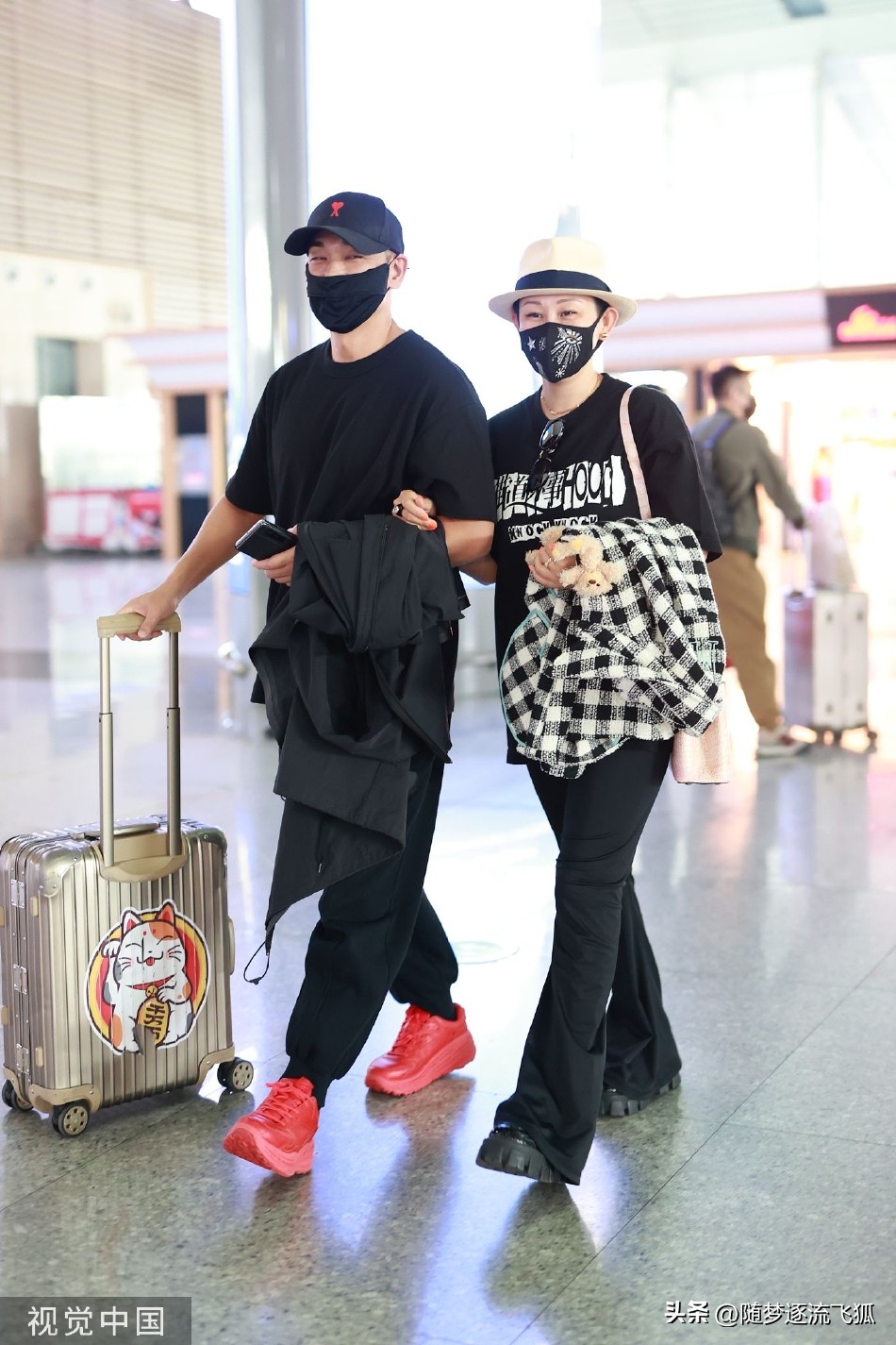 Zhao Wenzhuo appeared at the airport in black and his wife Zhang Danlu ...