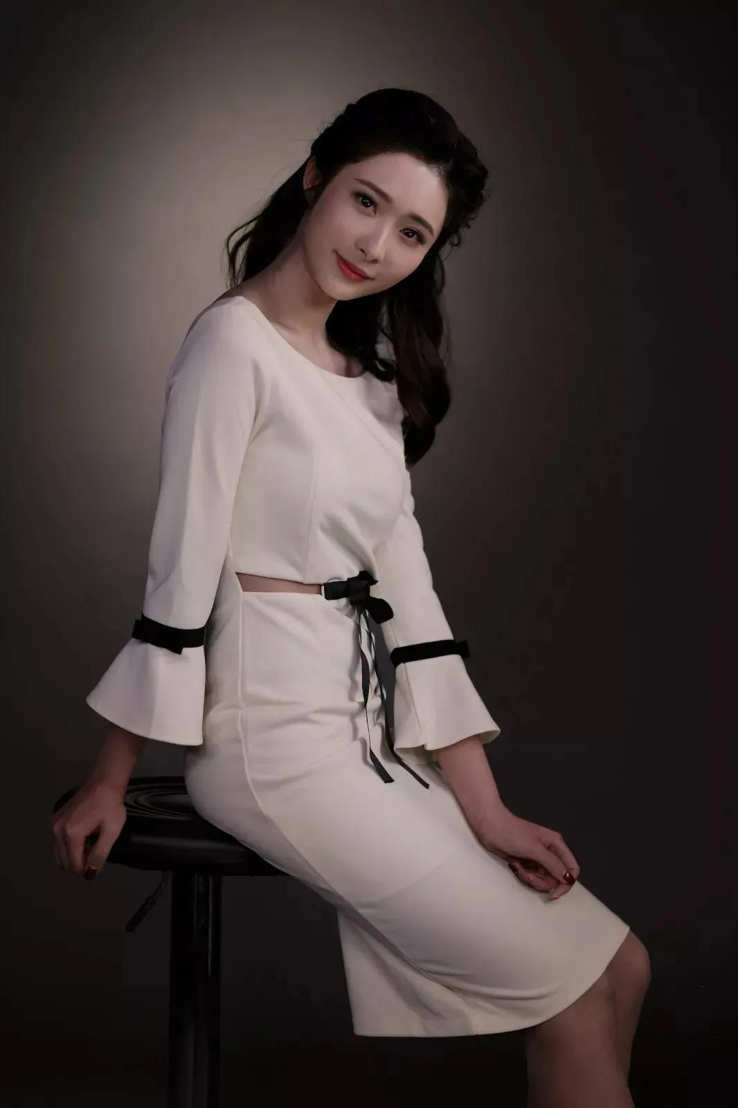 CCTV "the most beautiful host" Lan Yu - iNEWS