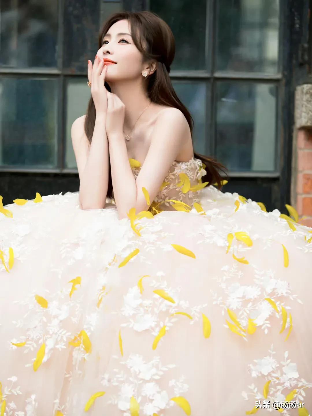 Is Bai Lu the only artist who currently wears three sets of couture on ...