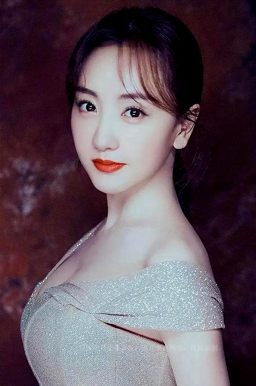 Her figure and appearance do not need to rely on height to highlight ...