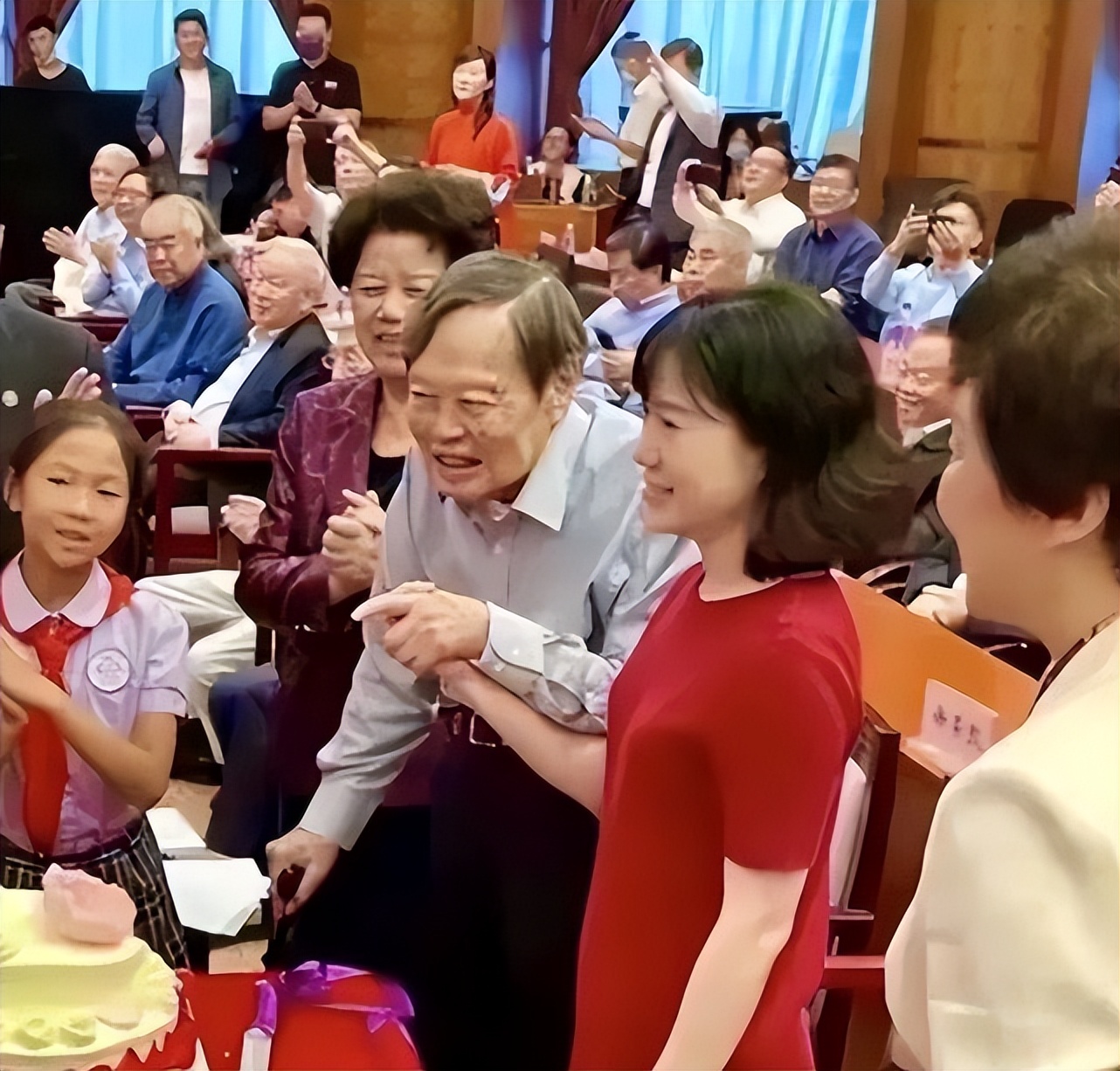 100-year-old Yang Zhenning and Weng Fan participated in the event ...