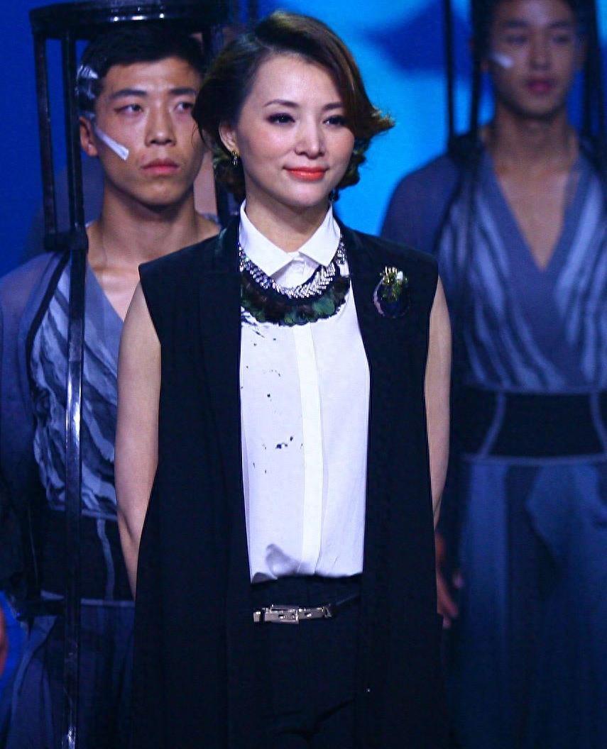 Dong Qing rarely attends business performances! Wearing a satin ...
