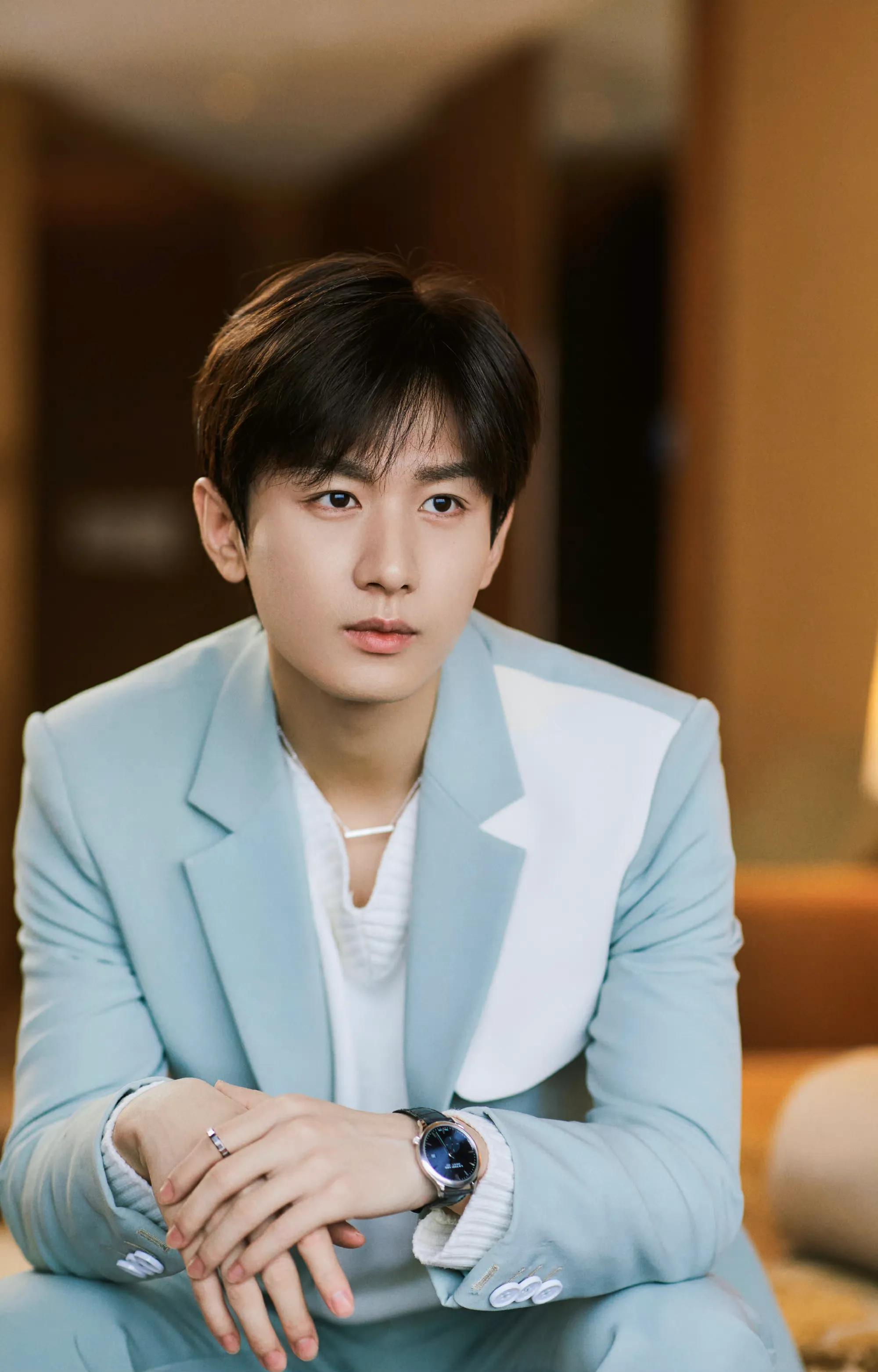 Male star Cheng Yi fashion photo: handsome and handsome - iMedia