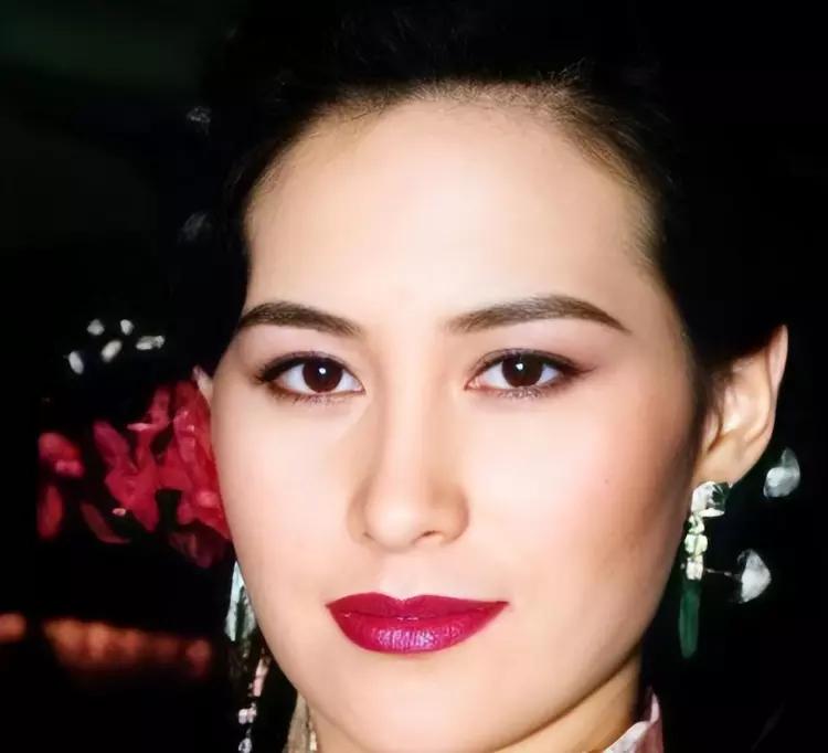 Dou Xiao flew to Bali to prepare for the wedding, wearing a cool ...