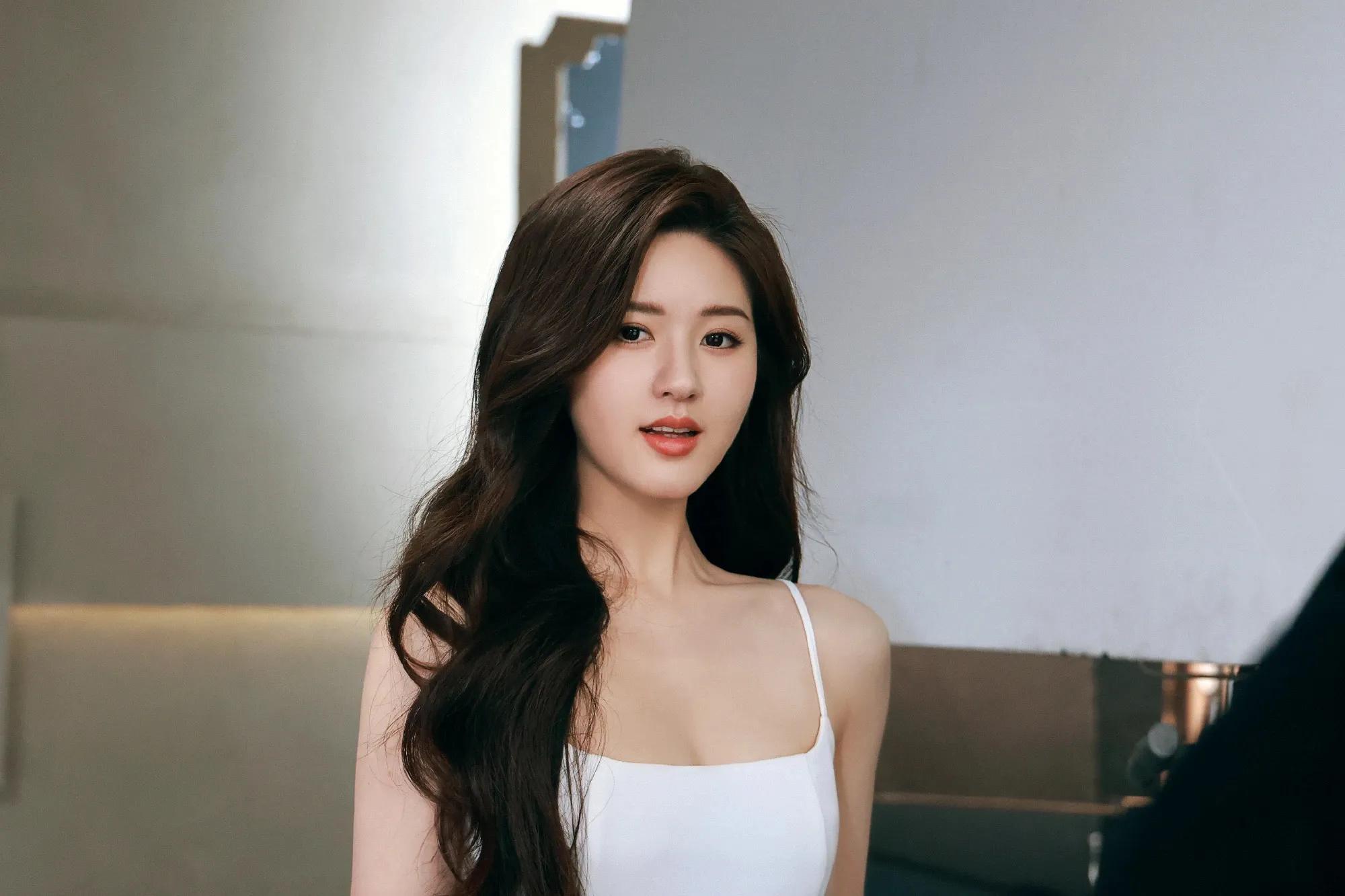 High-value Xiaohua falls in love with the collapsed roof Cai Xukun Zhao Lusi Guan Xiaotong Wang ...